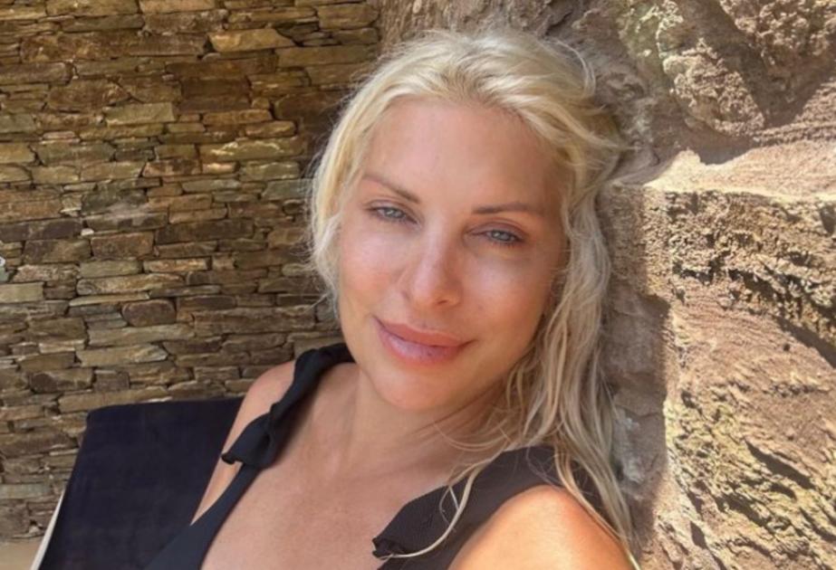 Η Μενεγάκη μοιράζεται νέες πόζες της από την Άνδρο και μιλά για την ...